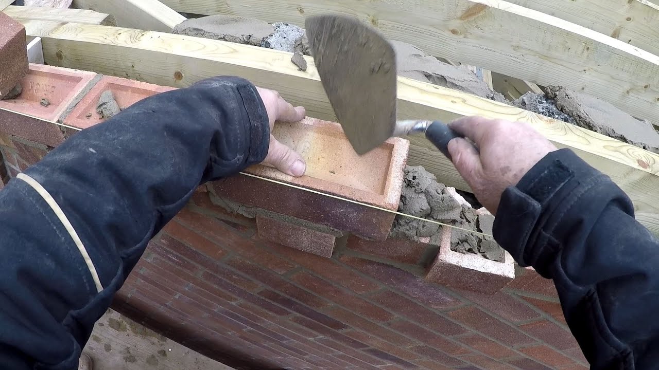 Laying bricks, building the gable and dentil course. The old boy method ...