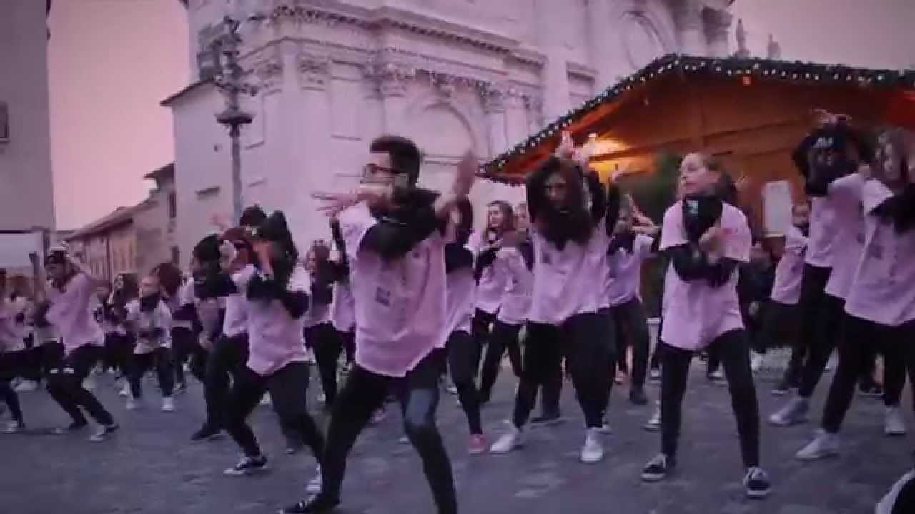 FLASH MOB Basta il colore Sweet DevilS Hip-Hop School - YouTube