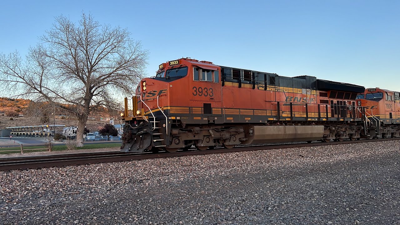 BNSF 3933 Z-WSPSTO2-02A Rolls Through Grants, NM! - YouTube