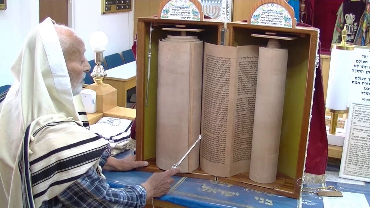 Reading in Synagogue - YouTube