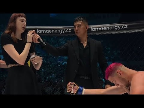 MMA borac zaprosio devojku pred 20.000 ljudi, ona ga odbila - YouTube