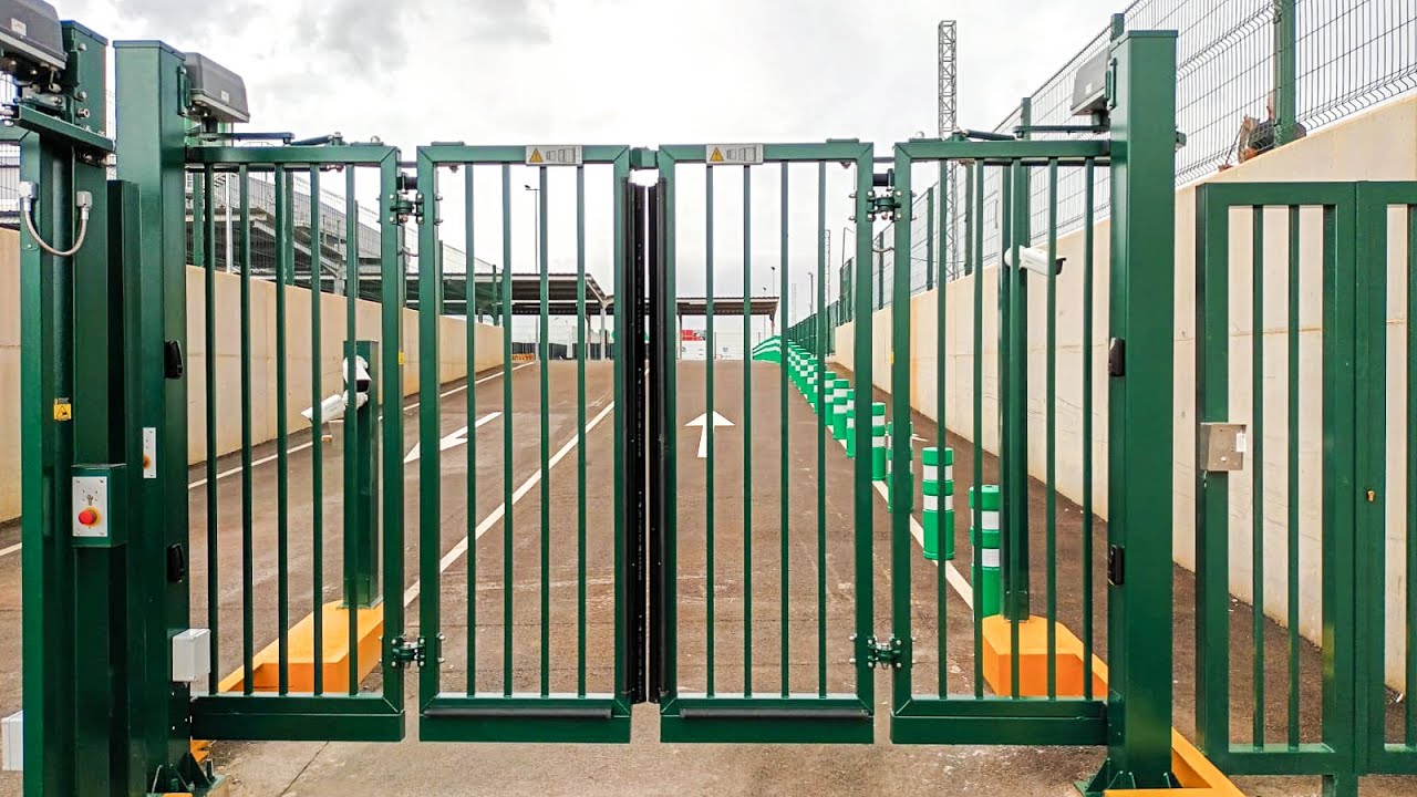INKEMA - Industrial Folding Gate - Industrial Doors - YouTube