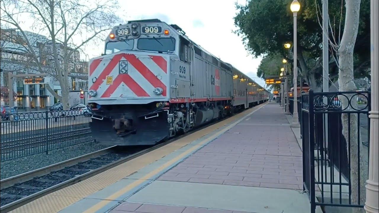🔴Caltrain arriving at Menlo Park Station. - YouTube
