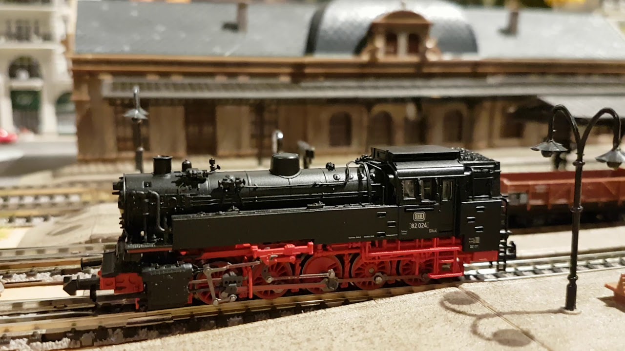 Piko DB BR 82 Steam locomotive with sound, N skala - YouTube