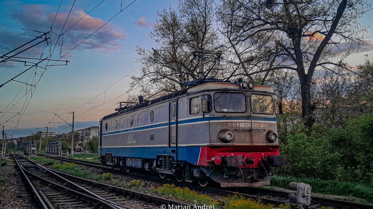 EA 236, a depoului CFR Brașov, executa manevra după tractarea trenului ...