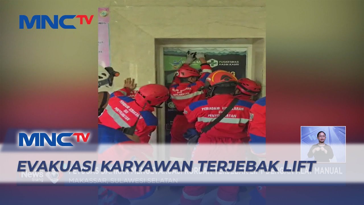 Petugas Damkar di Makassar Evakuasi Korban Terjebak Lift dengan Alat ...