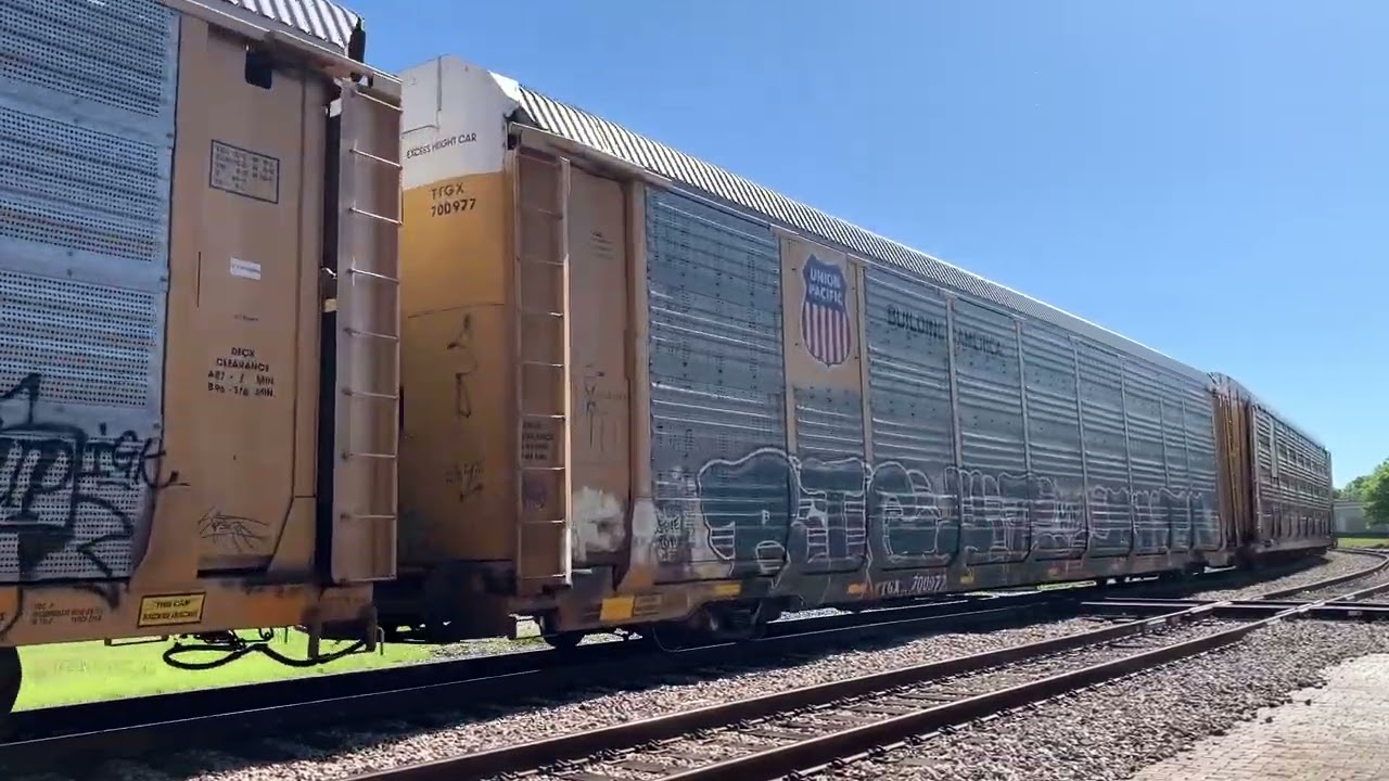 2022-05-27a Union Pacific Autorack Train - YouTube