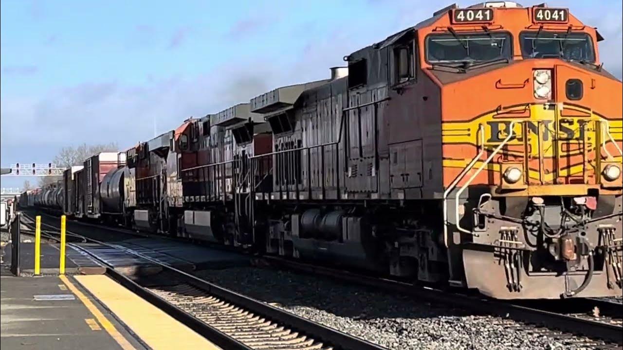 (Southbound) BNSF Manifest Train passes through Auburn Station. - YouTube