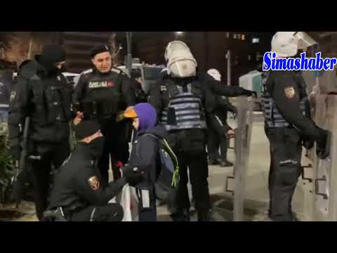 Kartal’da görev başında olan polisler ile çikolatasını paylaşan küçük Toprak, yürekleri ısıttı