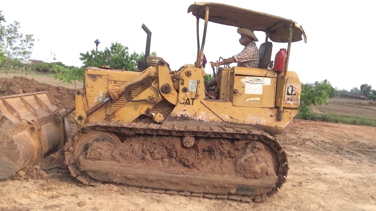 รีวิวแทรคเตอร์คุณปู่ cat 951 D 4ดันดินเปียกกัน - YouTube