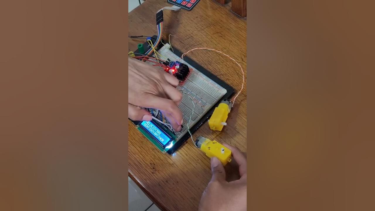 PROYECTO CON PIC18F4550, TECLADO, LCD Y MOTORES DC - YouTube