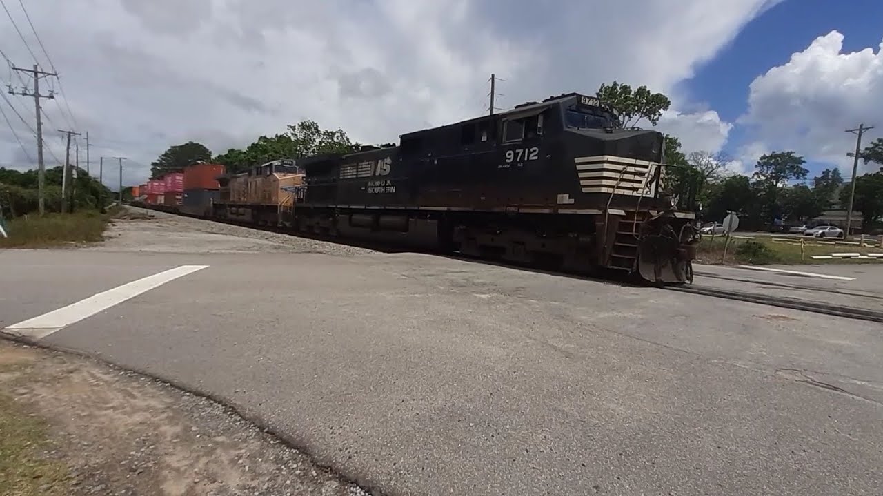 NS 9712 leads NS 242 into Columbia SC on the NS W line - YouTube