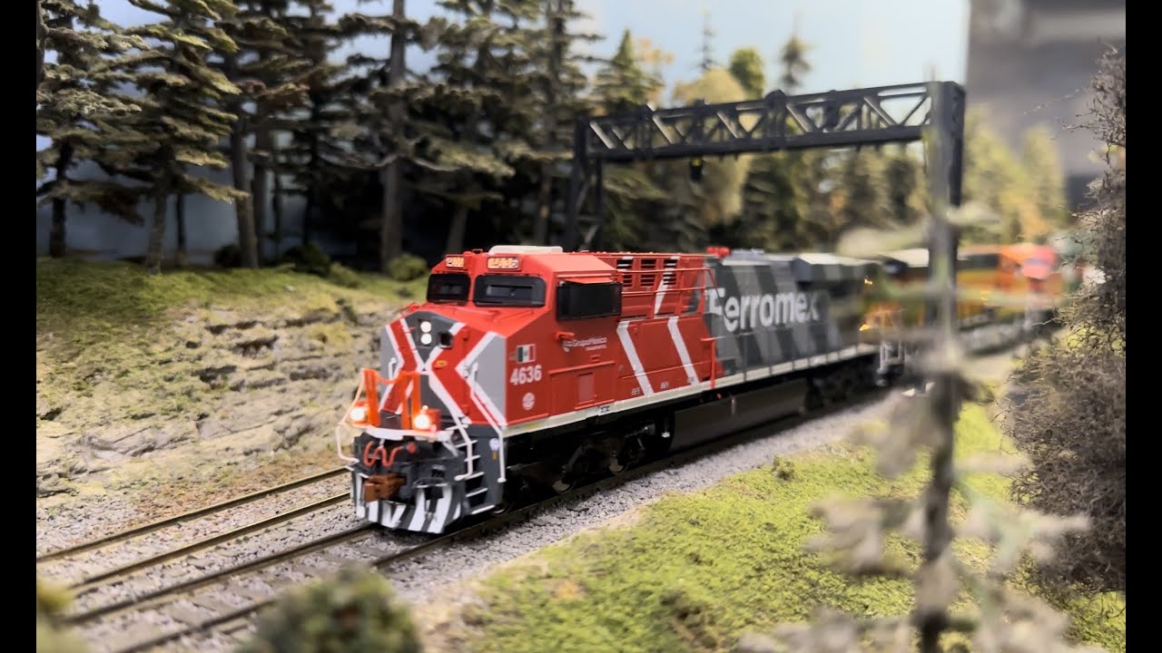 Scaletrains Ferromex intermodal train HO scale - YouTube