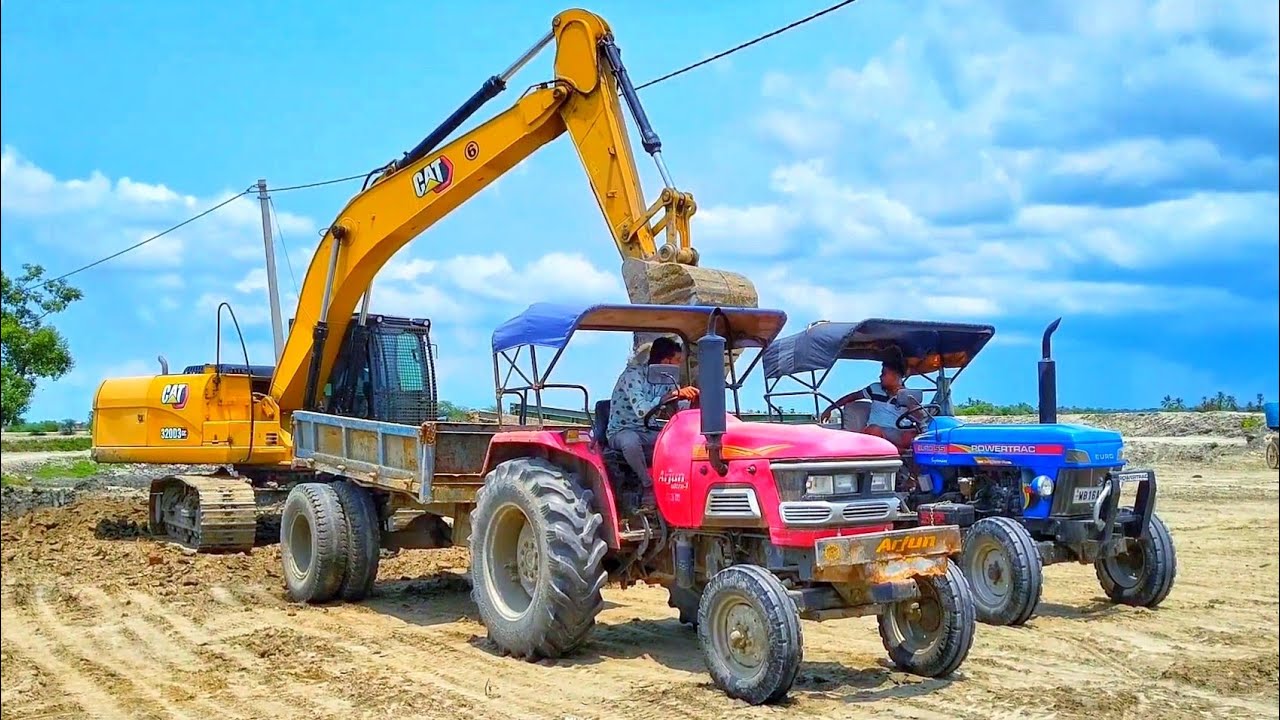 JCB CAT 320D3gc Machine Loading Red soil in Mahindra and Sonalika ...