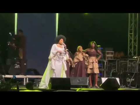 Devant son public en Côte d’Ivoire, Oumou Sangaré rend un vibrant hommage au Général Sadio Camara