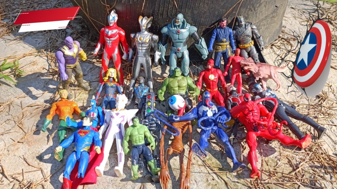 Mainan Superhero dan Monster ditemukan di Rumput - YouTube