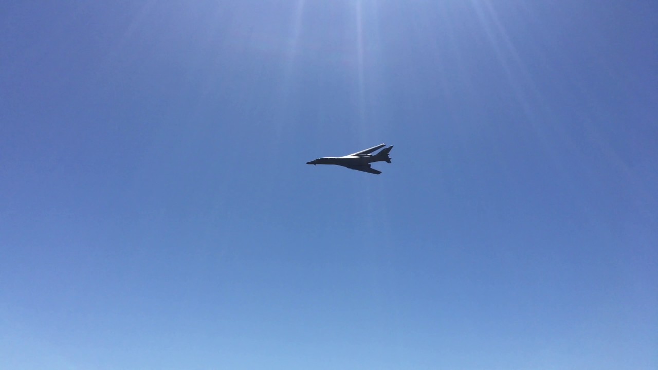 B1 Bomber High Speed Pass - YouTube