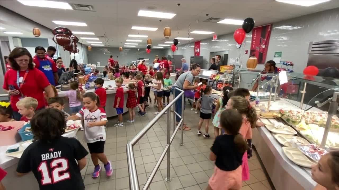 Bucs rookies serve lunches, smiles at Starkey Ranch K-8 - YouTube