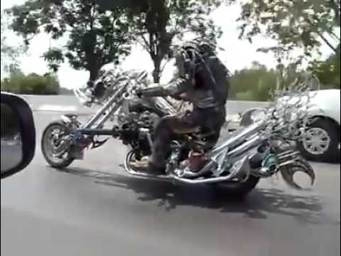 Depredador capturado en vídeo paseando en moto - YouTube