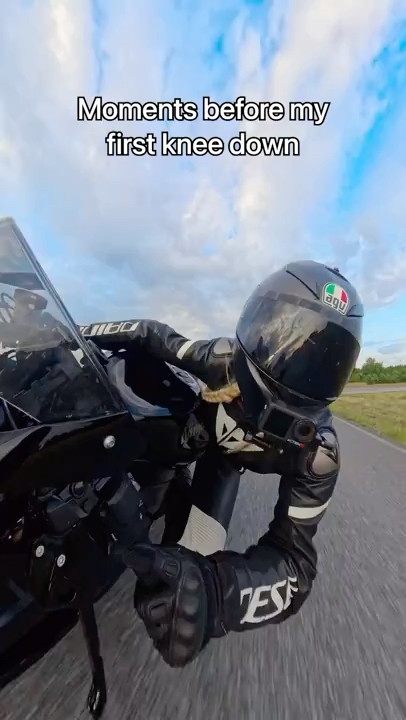 YAAAAY my first ever knee down on track during a cornering course ...