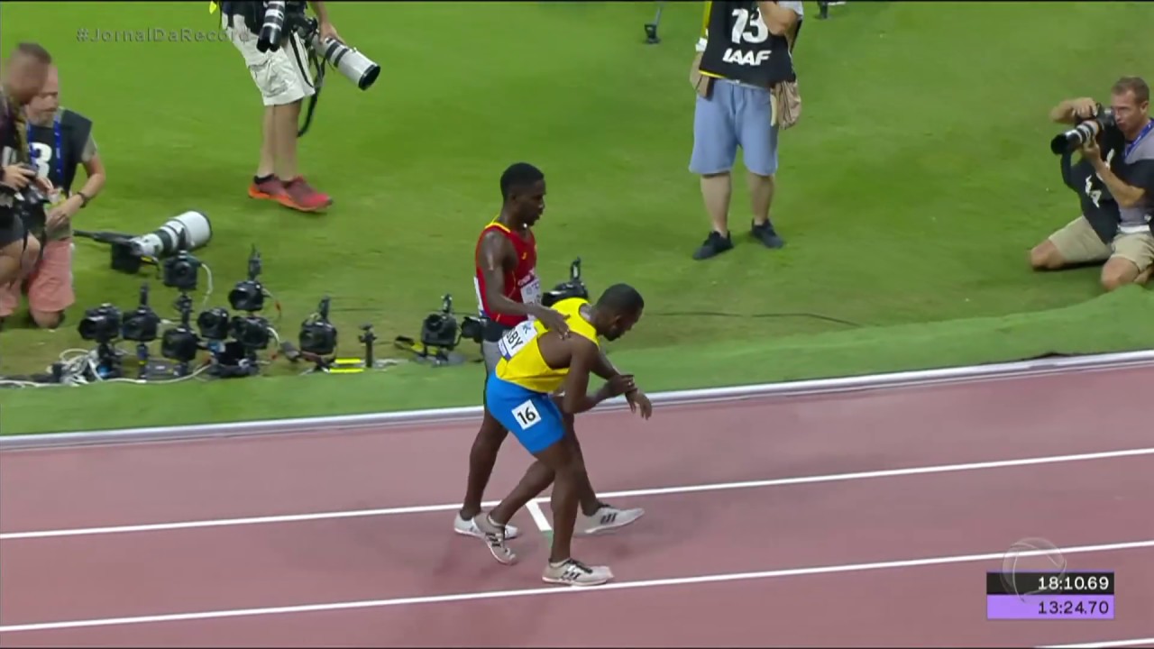 Atleta carrega adversário exausto até a linha de chegada - YouTube