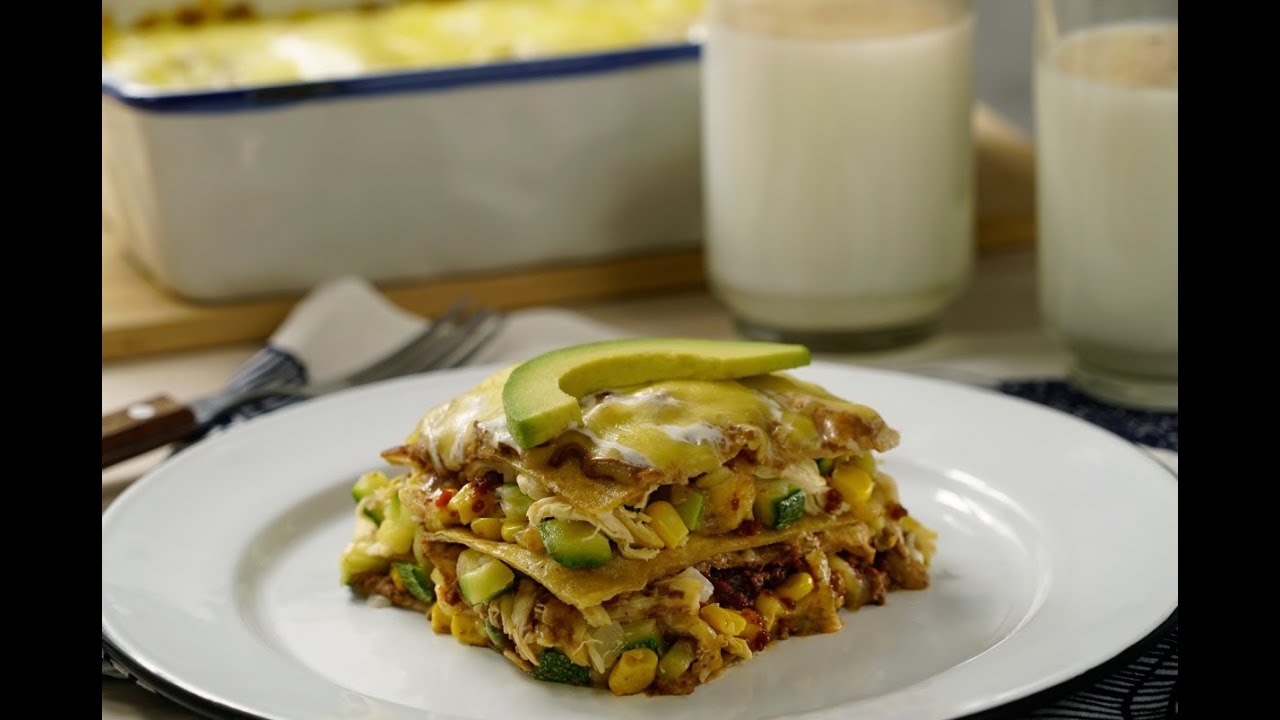 Pastel Azteca con Salsa de Frijol y Chipotle | Cómo hacer PASTEL AZTECA ...