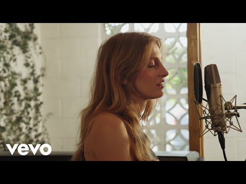 Elysia Biro - Gentleman Blue (Live Performance)
