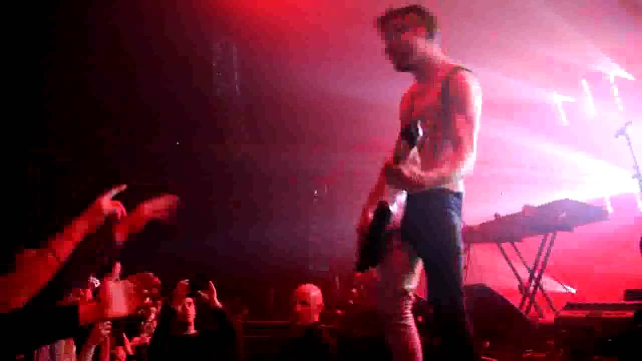 The Subs Lead Singer Vomits On Stage @ Lille - YouTube