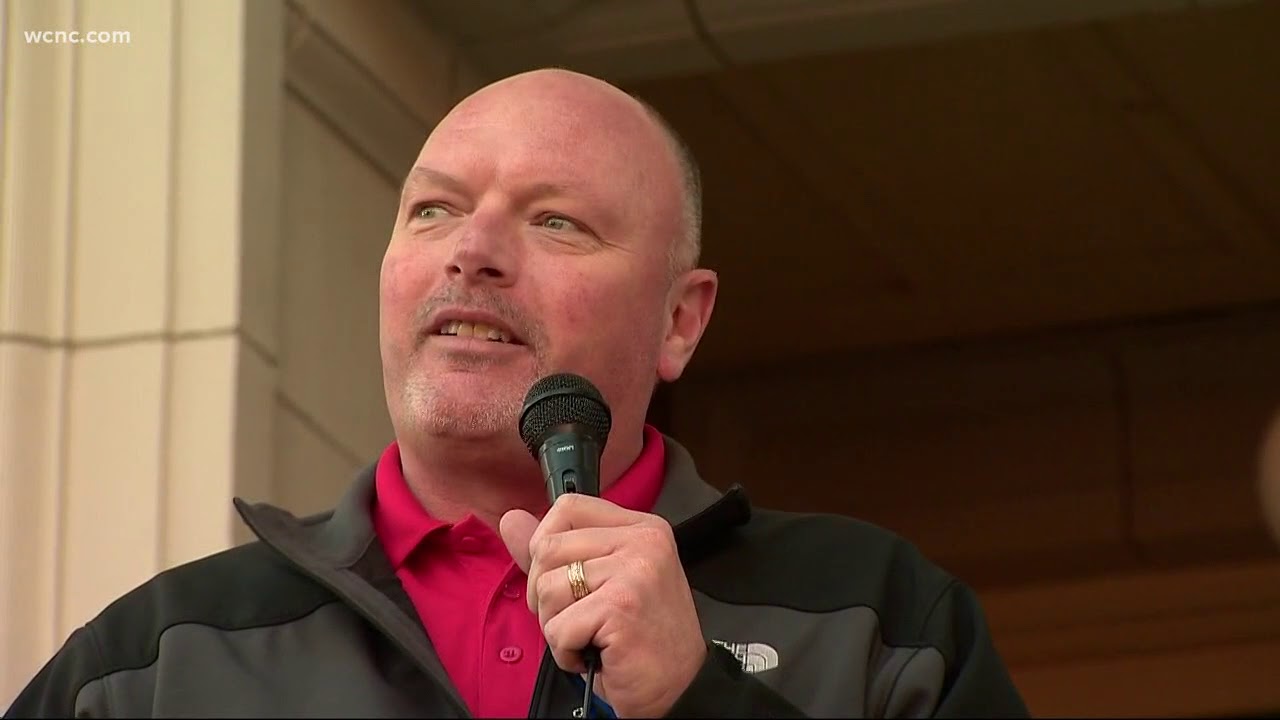 Hundreds gather to honor Detective Doty - YouTube