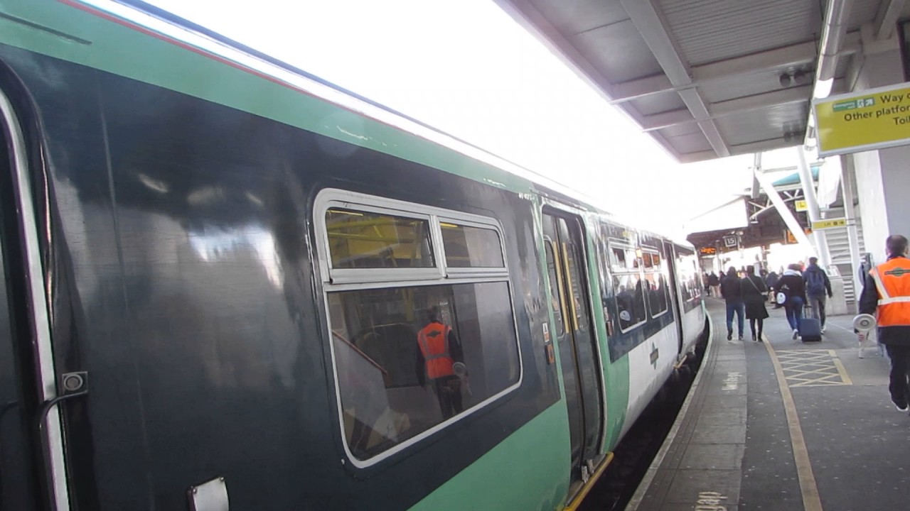 Southern class 445 arrivals & Departure Clapham Junction for London ...