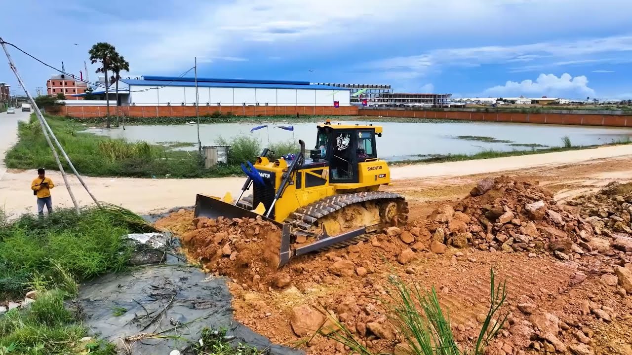 SHANTUI DH17C2 Bulldozer Transaction Filling up land huge, Dump Truck ...
