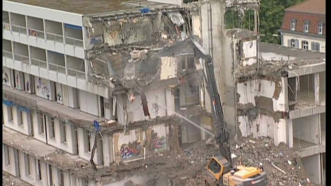 Volvo High Reach Demolition Diggers - YouTube