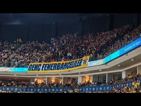 Üst kat taraftar tribünü yönlendirmesiyle, bütün salon tezahürata katılınca ortam renklenir