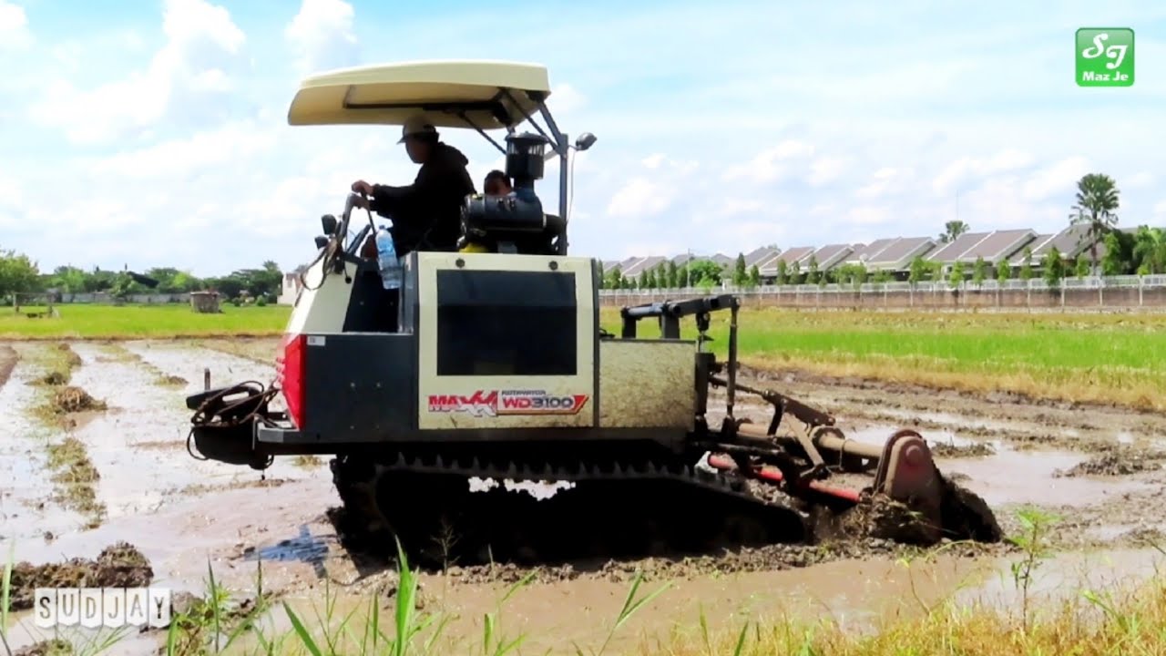 BAJAK SAWAH PAKAI TRAKTOR ALA JEPANG MAXXI ROTAVATOR WD 3100 - YouTube