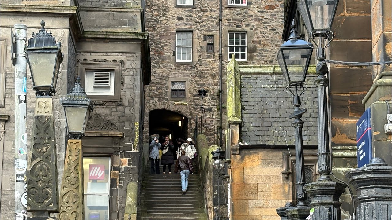 Scotland’s Royal Mile Walk: From The Palace of Holyroodhouse to Edinburgh Castle ...