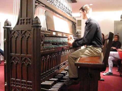 Carillon console, Univ. of Chicago, Rockefeller Chapel - YouTube