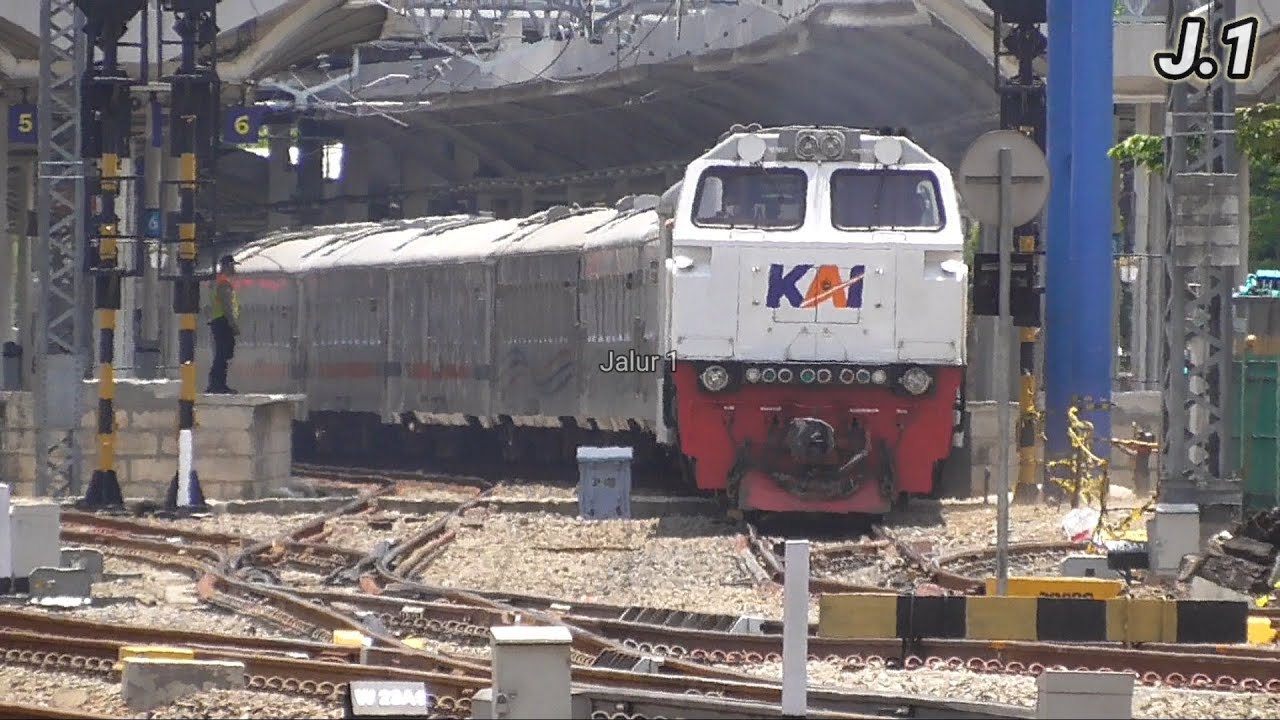 Melihat Kereta Api BANGUNKARTA - YouTube
