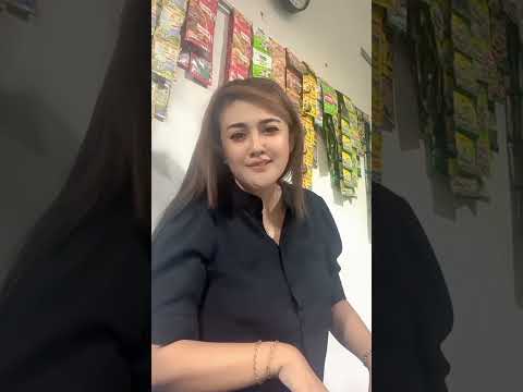 Mami stw sedang jaga warung.