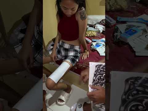 Pemasangan Tato temporer di paha wanita // keren jadinya