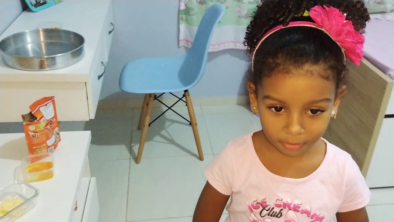 Manu fazendo cookie com massa de bolo. - YouTube