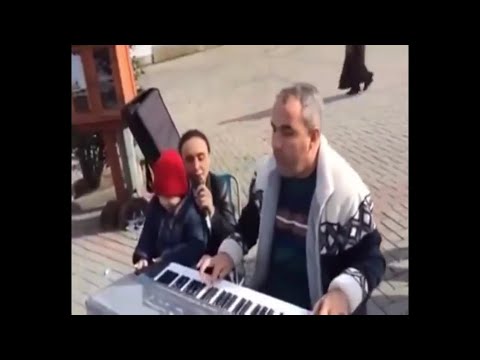 Görme Engelli Sokak Müzisyenlerinden Kış Masalı Tek Kelimeyle Muhteşem.. 👏🏻👏🏻