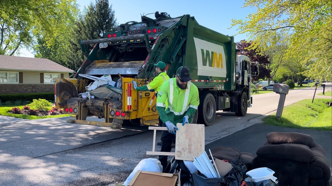 CNG WM Peterbilt 520 Heil PT1000 Rear Loader Garbage Truck Packing Out ...