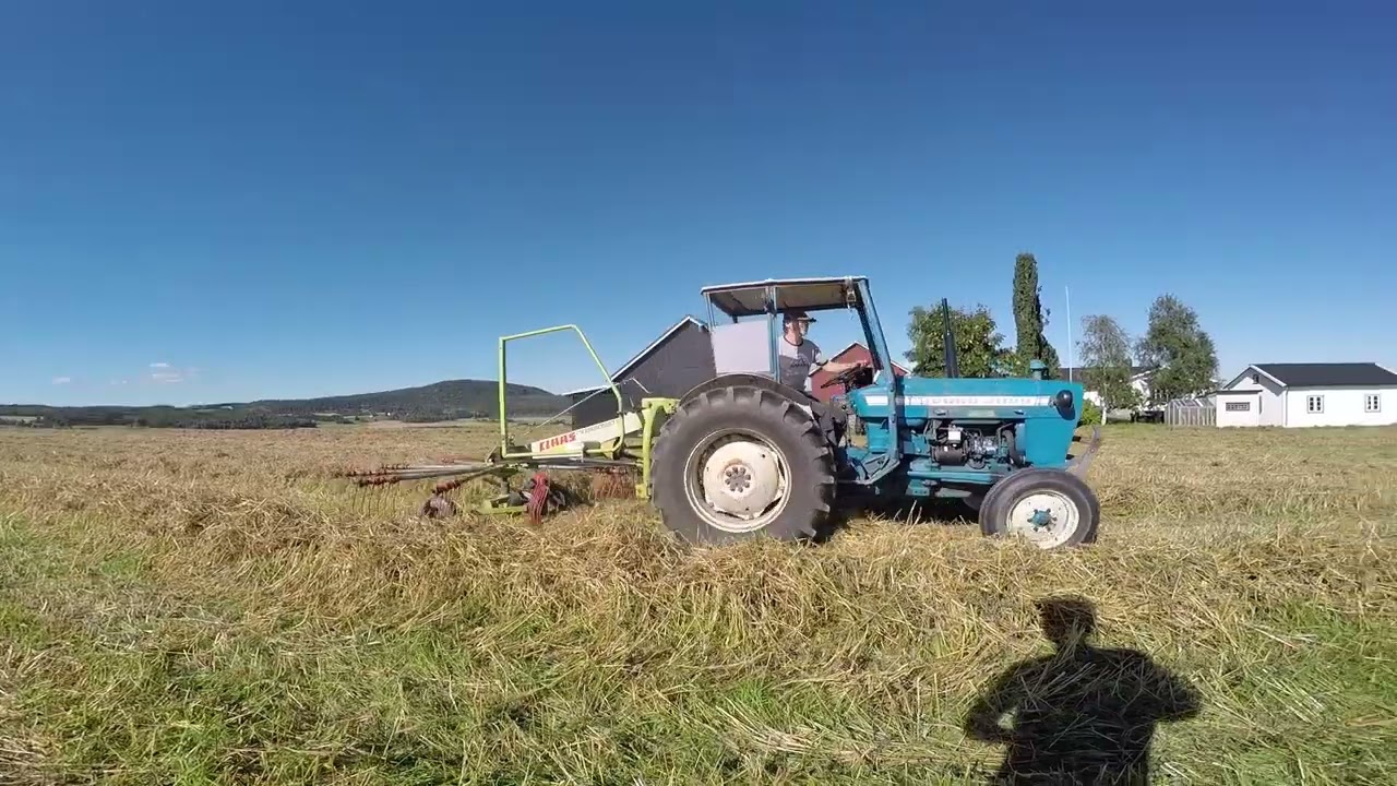 Tresking og pressing av halm - YouTube