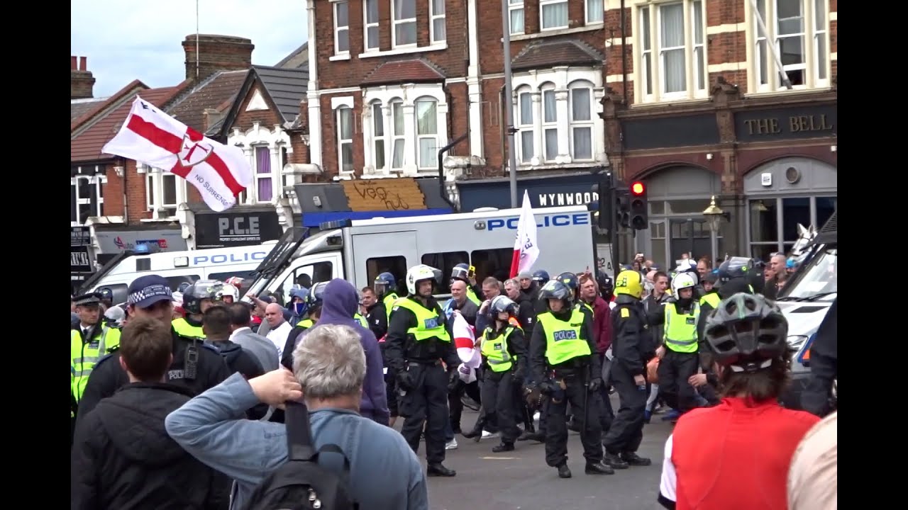 Tension at EDL / Antifascist Protests in Walthamstow 2015 - YouTube