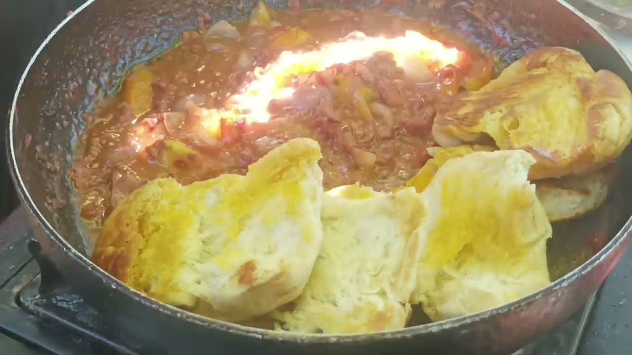 Simpleng almusal sa umaga/pandesal + Cornbeef with tomatoes - YouTube