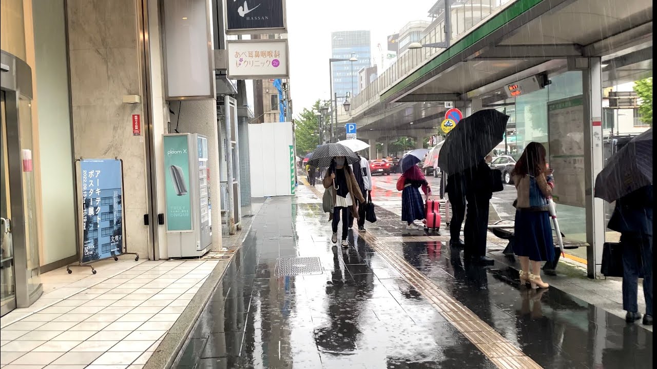 【4K】Tokyo rainy walk☔️ - Roppongi to Hiroo / walking under heavy rain ...