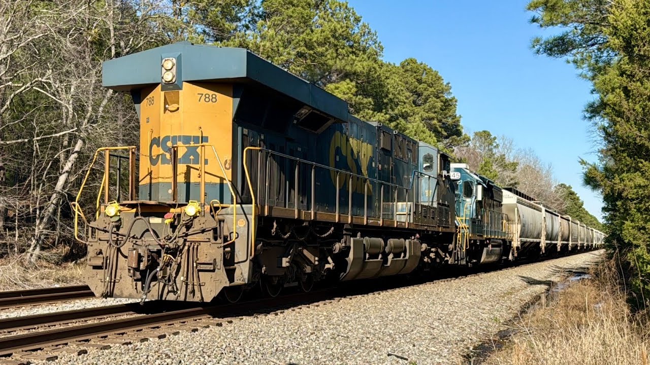 CSX U228 Runs Nose to Nose with a Gevo and GP40 - YouTube