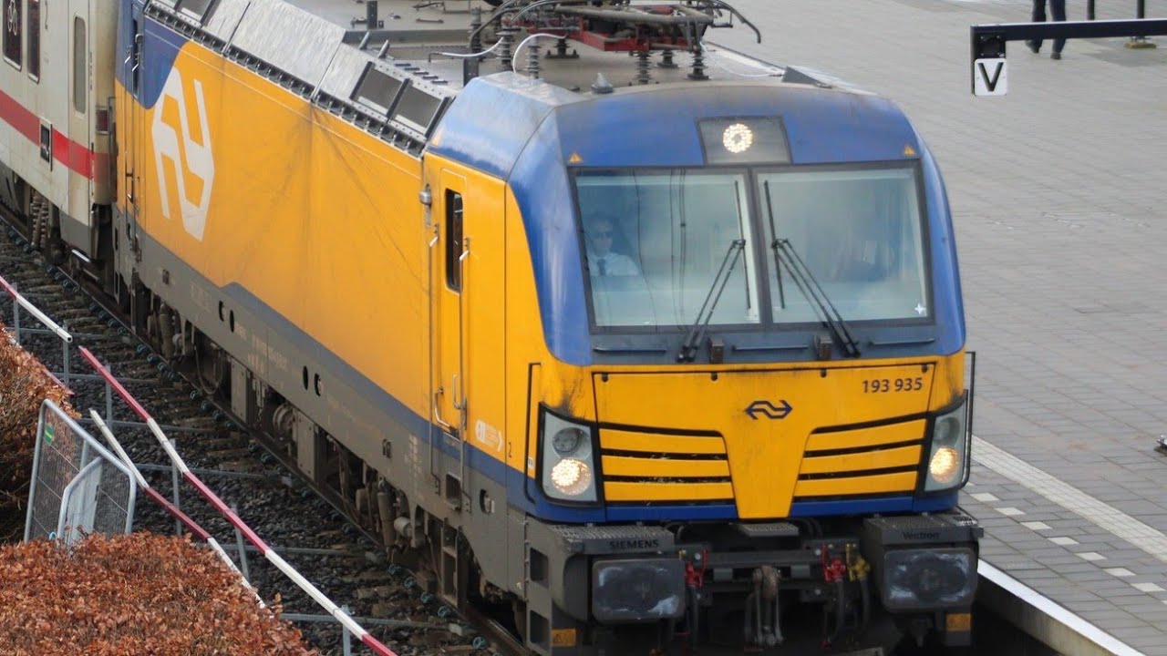 treinen op station Amersfoort CS 09-01-2025 - YouTube