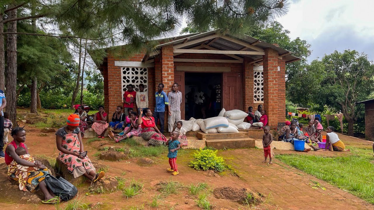 Distributing Corn in Ntiya 2, Chingale & Zomba - YouTube