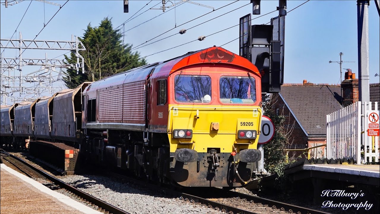 Class 59: 59205 Thrashes Through Reading West - YouTube